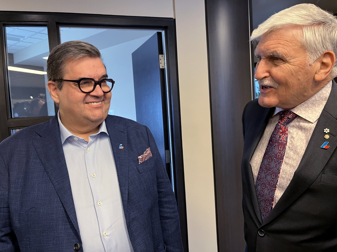 Coderre dépose officiellement sa candidature et menace de poursuivre ...